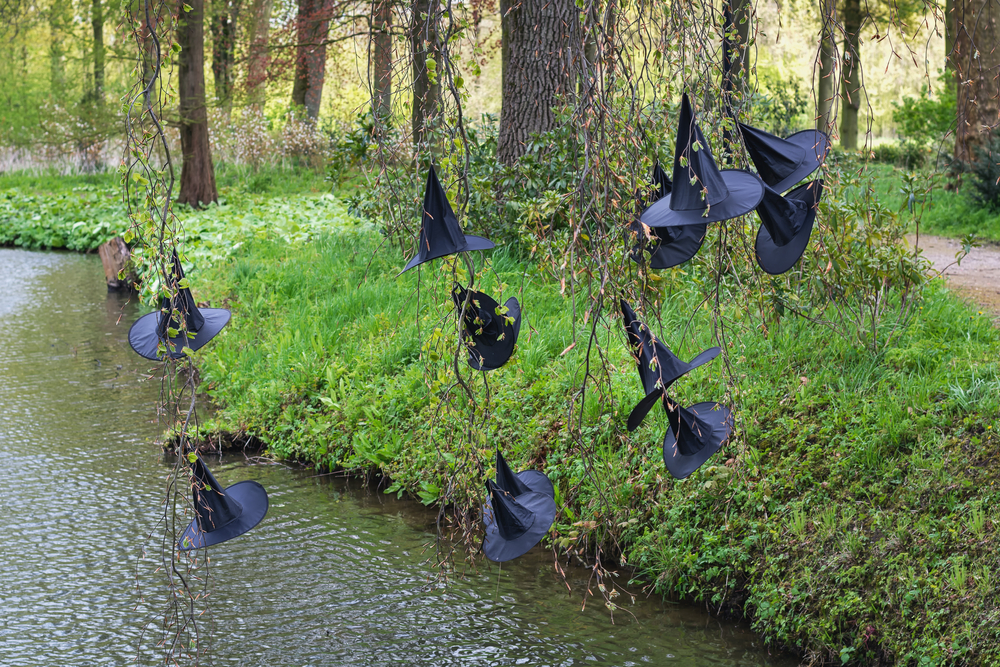 Floating Witch Hat Lights-Fun Halloween Decor * The Holidaze Craze